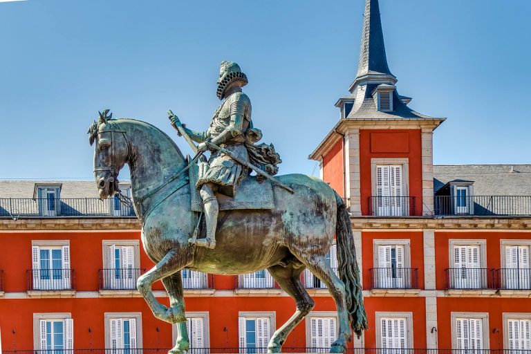 The Rise and Fall of the Spanish Empire: From 1516 to 1700